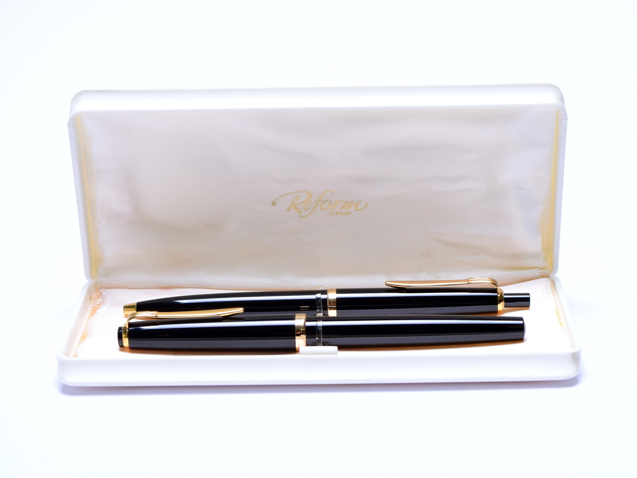 Reform Germany 4328 Round Black Resin & Gold B Broad Nib Fountain ...