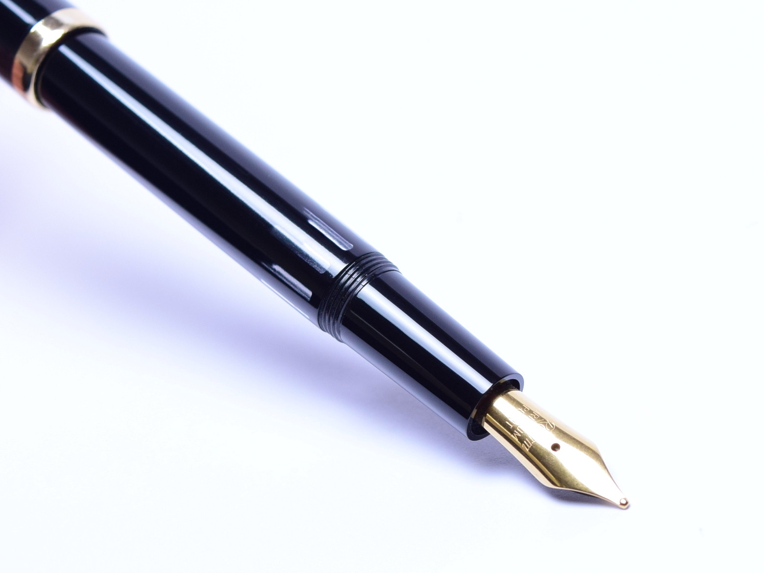 Reform Germany 4328 Round Black Resin & Gold B Broad Nib Fountain ...