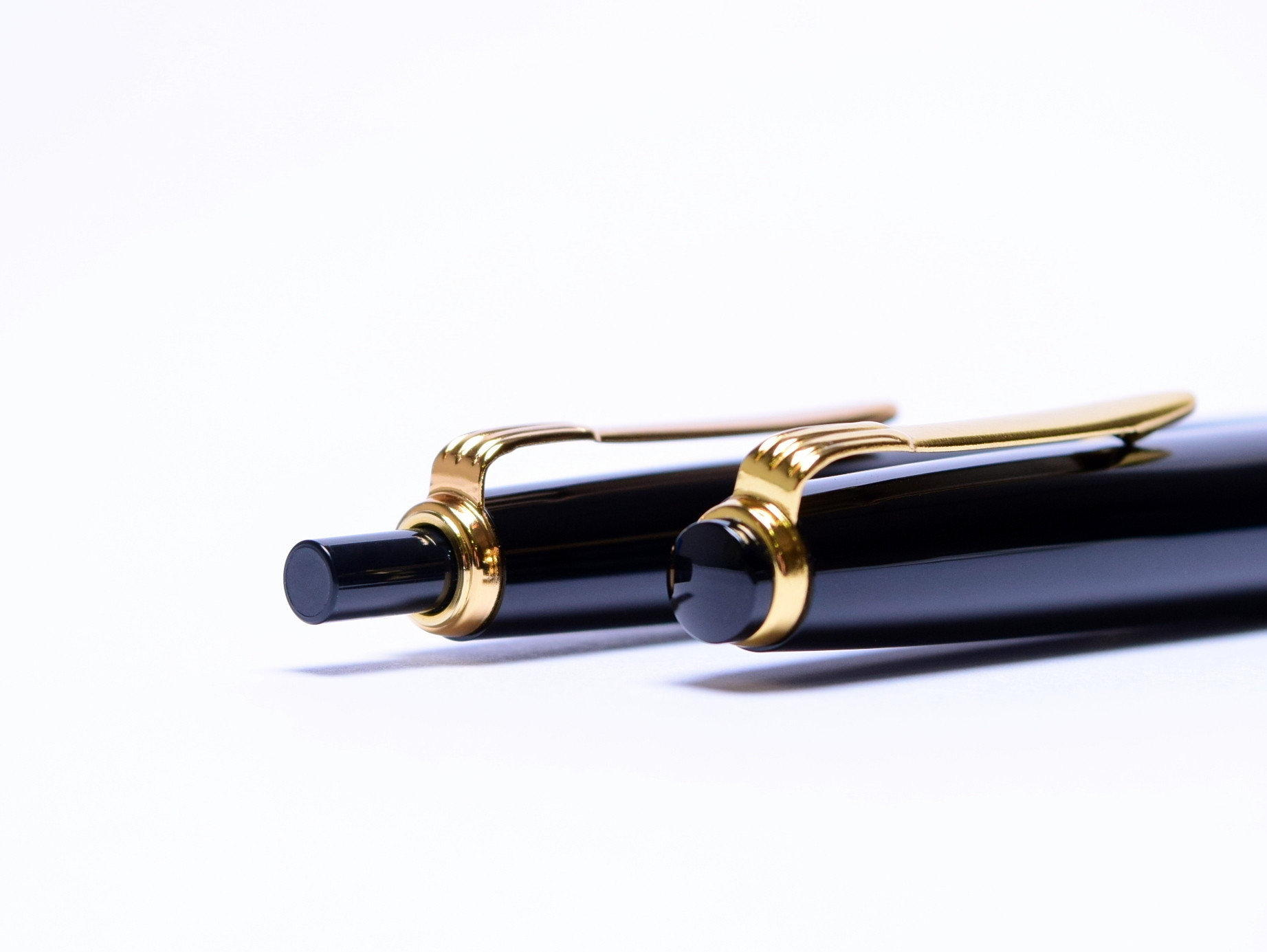 Reform Germany 4328 Round Black Resin & Gold B Broad Nib Fountain ...